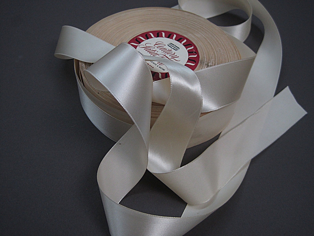 Vintage 50s Satin Taffeta ribbon Cream 1.25 inches wide | Antique Ribbon